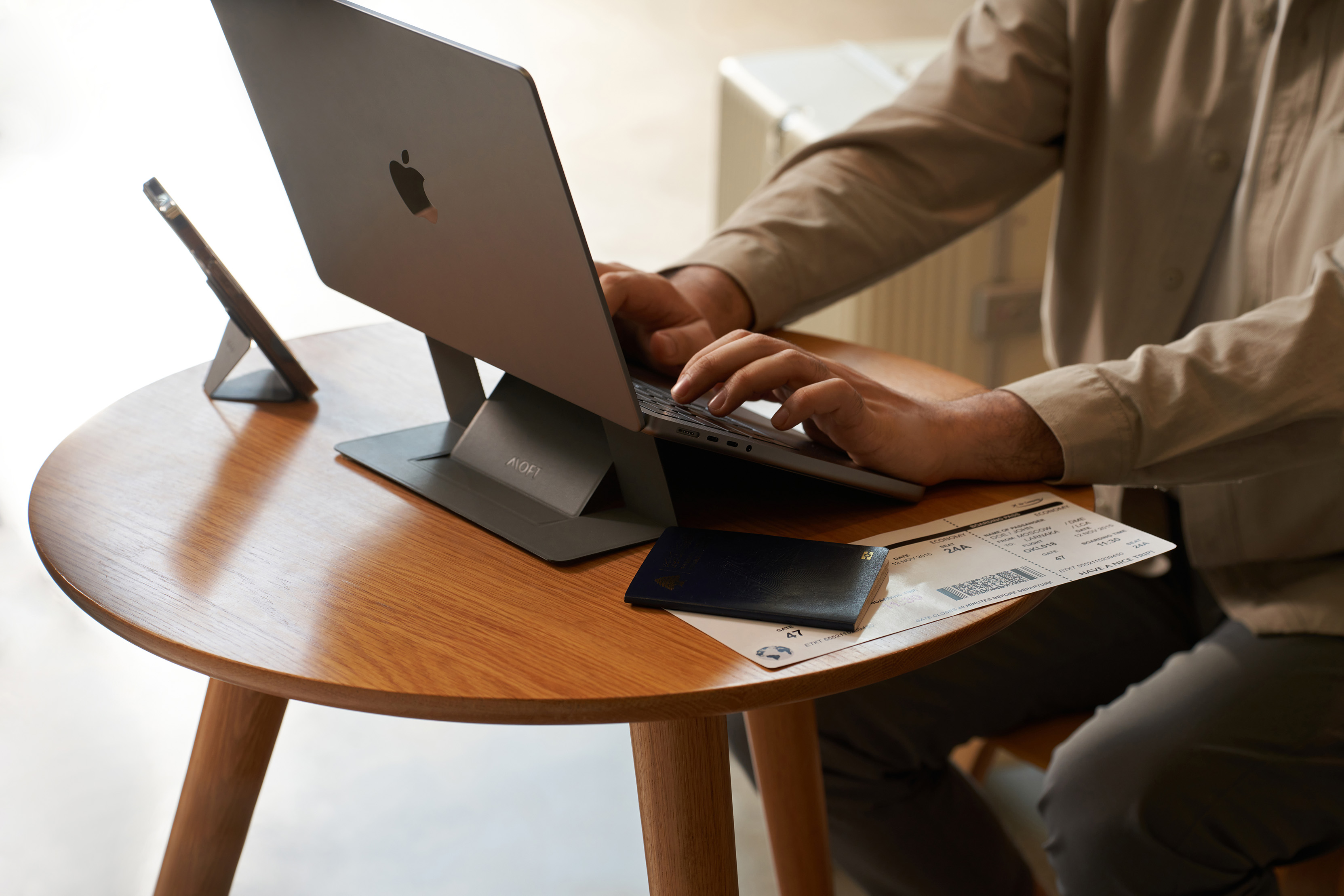 Попробовал «невидимые» подставки Moft для iPhone и Macbook. Как я без них жил раньше